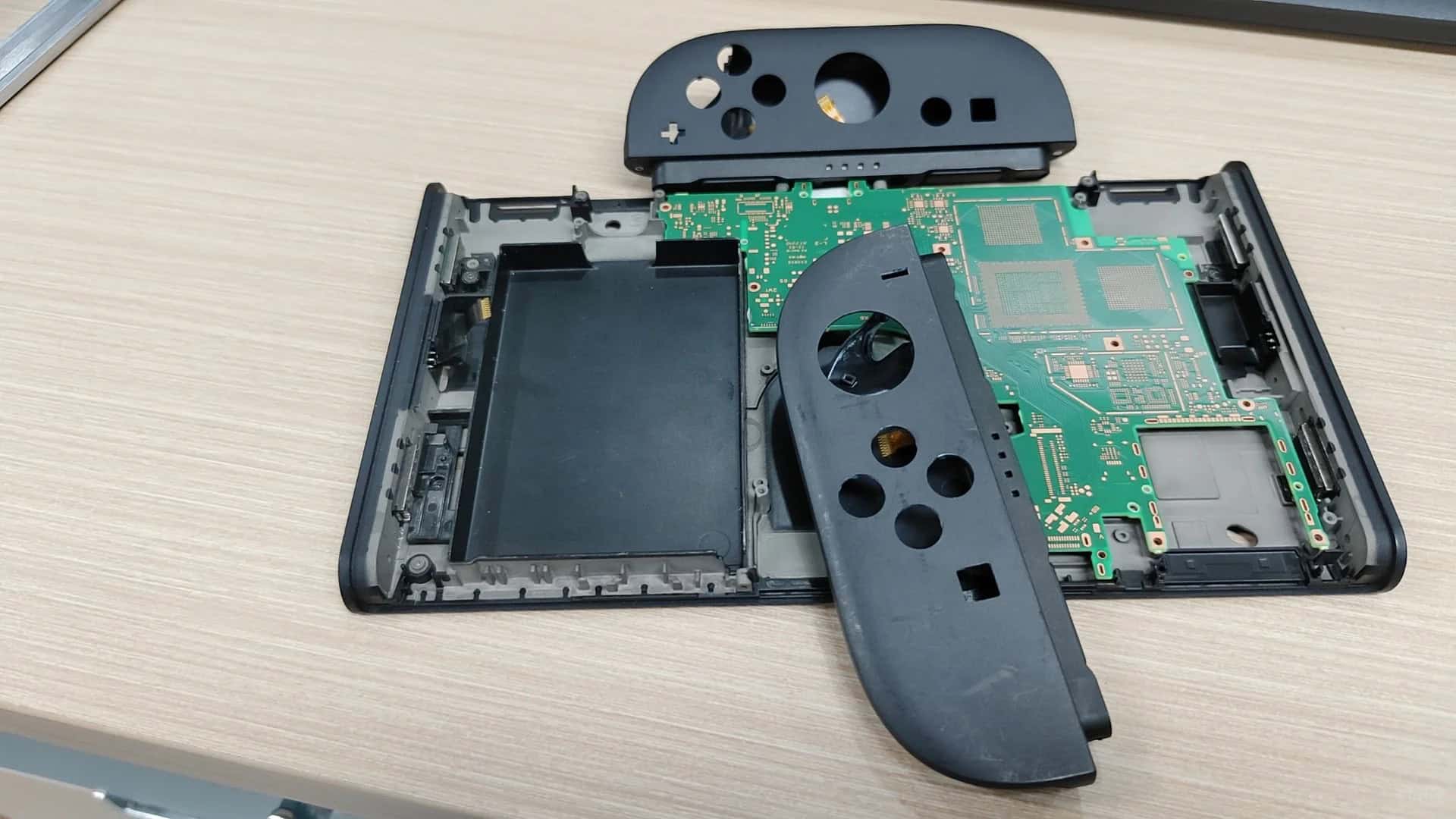 Nintendo Switch 2の外観がリーク?8インチ画面と新型joy Conはこんな感じ? Xenospectrum