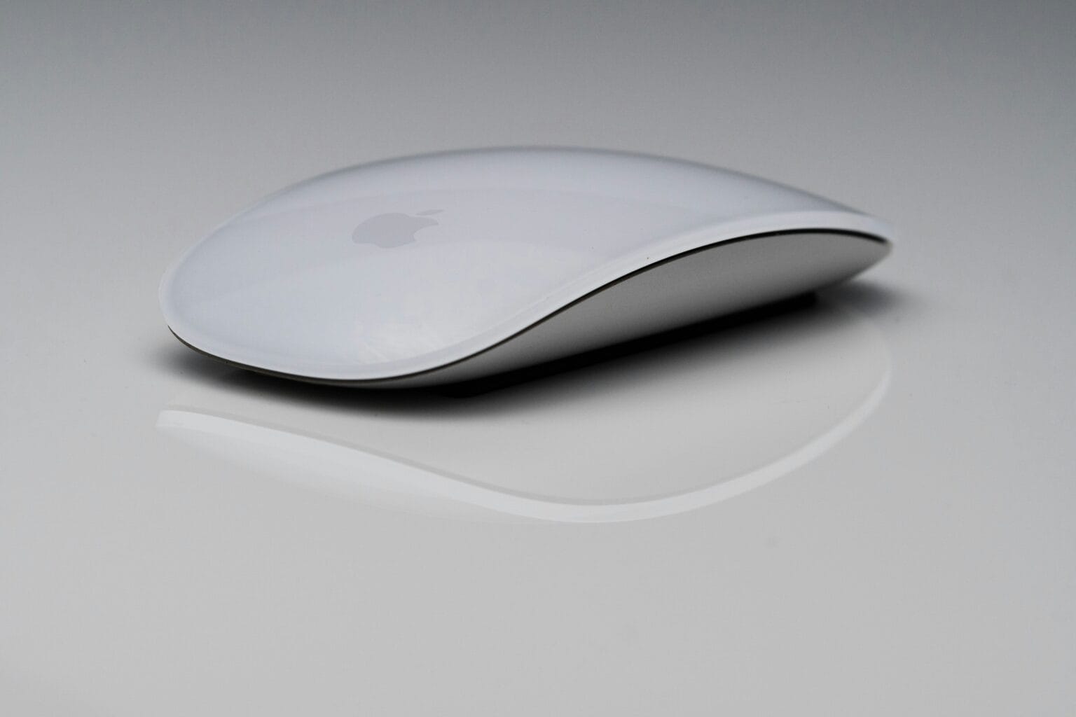 Apple新型Magic Mouse、2026年後半に刷新か - 人間工学に基づく設計と音声制御の可能性 | XenoSpectrum