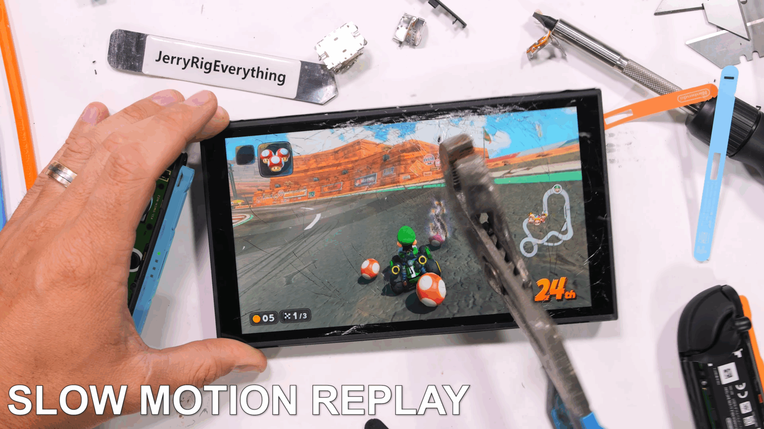 Nintendo Switch 2、驚異の耐久性が判明：ディスプレイを工具で50回殴打しても動作、任天堂の「頑丈伝説」に新たな一章 | XenoSpectrum