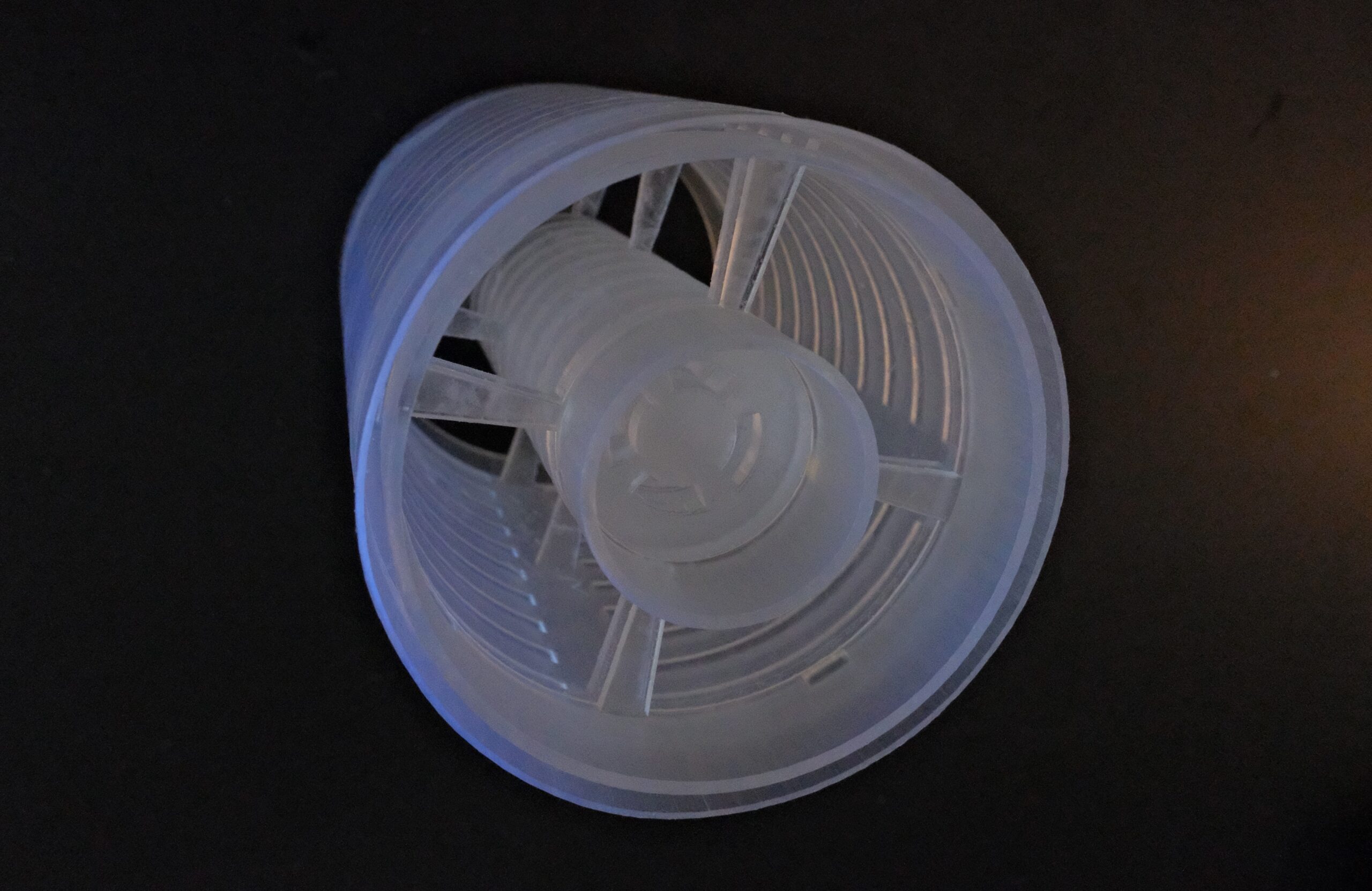 音を遮断しながら風も通す。ボストン大学が騒音問題を解決する革命的メタマテリアル「PGUOM」を発表 | XenoSpectrum