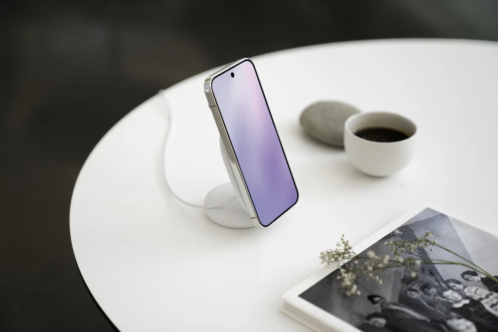 Pixel 10、Qi2充電の罠。旧式充電器で不具合報告が相次ぐ | XenoSpectrum